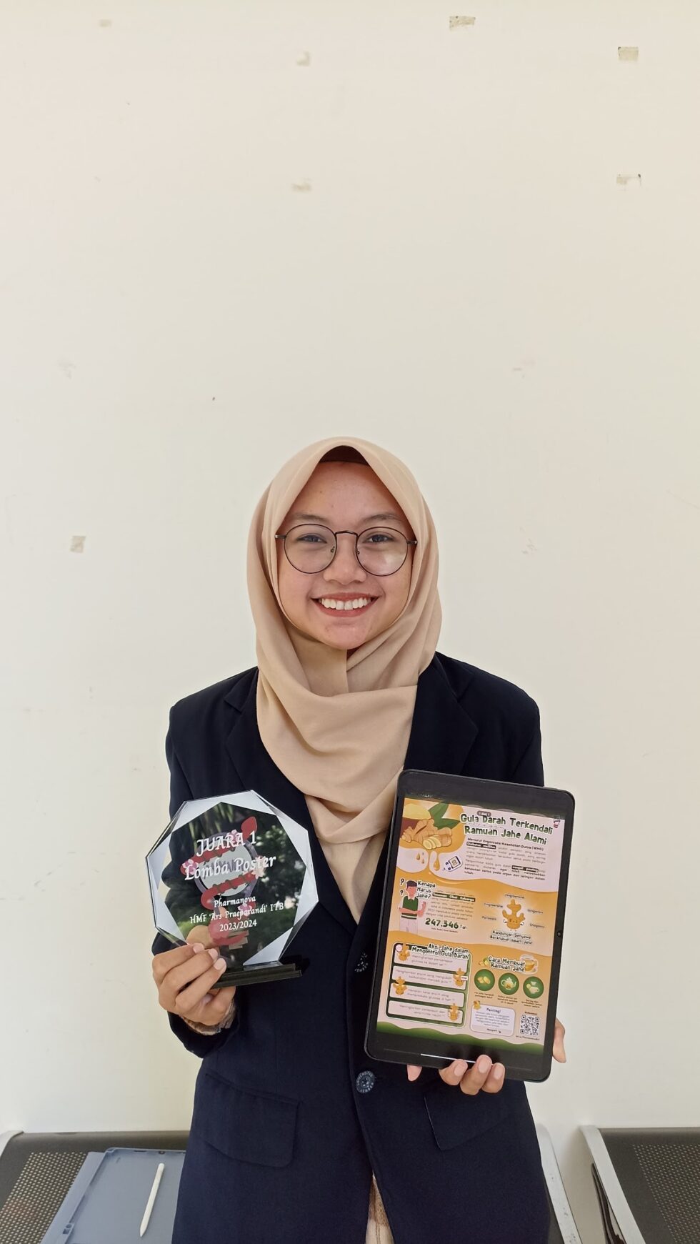 Perkenalkan Potensi Jahe, Mahasiswi Fakultas Farmasi Raih Juara 1 Kompetisi Poster Publik ...